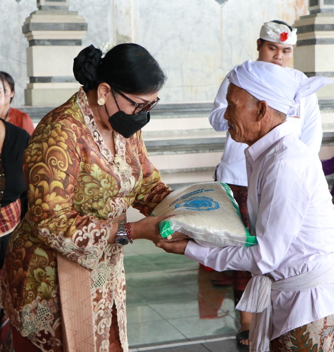 Ketua TP PKK Provinsi Bali Menyerahkan Bantuan Aksi Sosial “Menyapa dan ... Ketua TP PKK Provinsi Bali Menyerahkan Bantuan Aksi Sosial “Menyapa dan ...