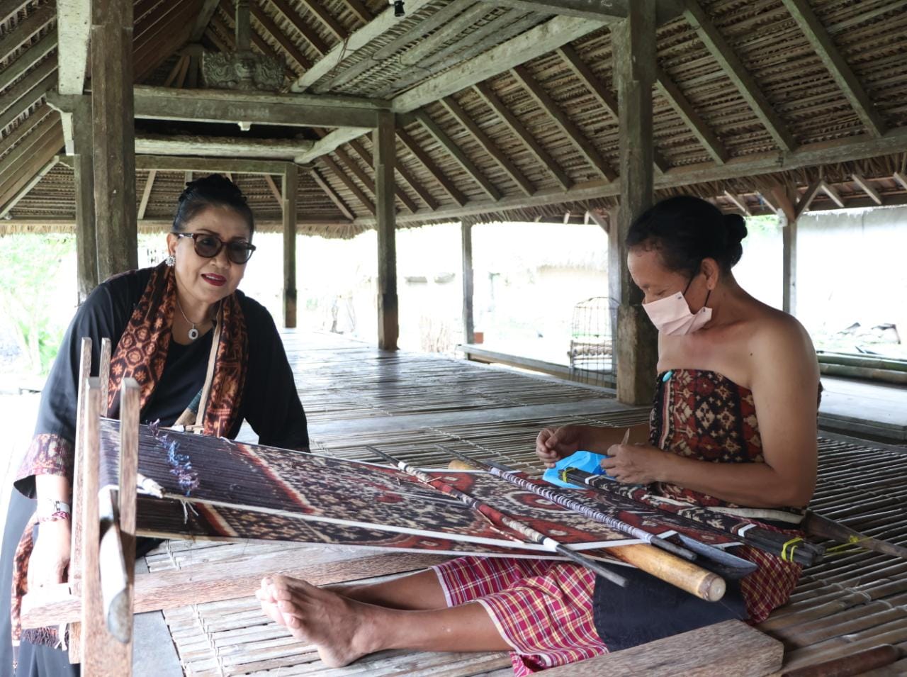 Tinjau Perkembangan Tenun Gringsing, Ketua Dekranasda Bali Tatap Muka ...