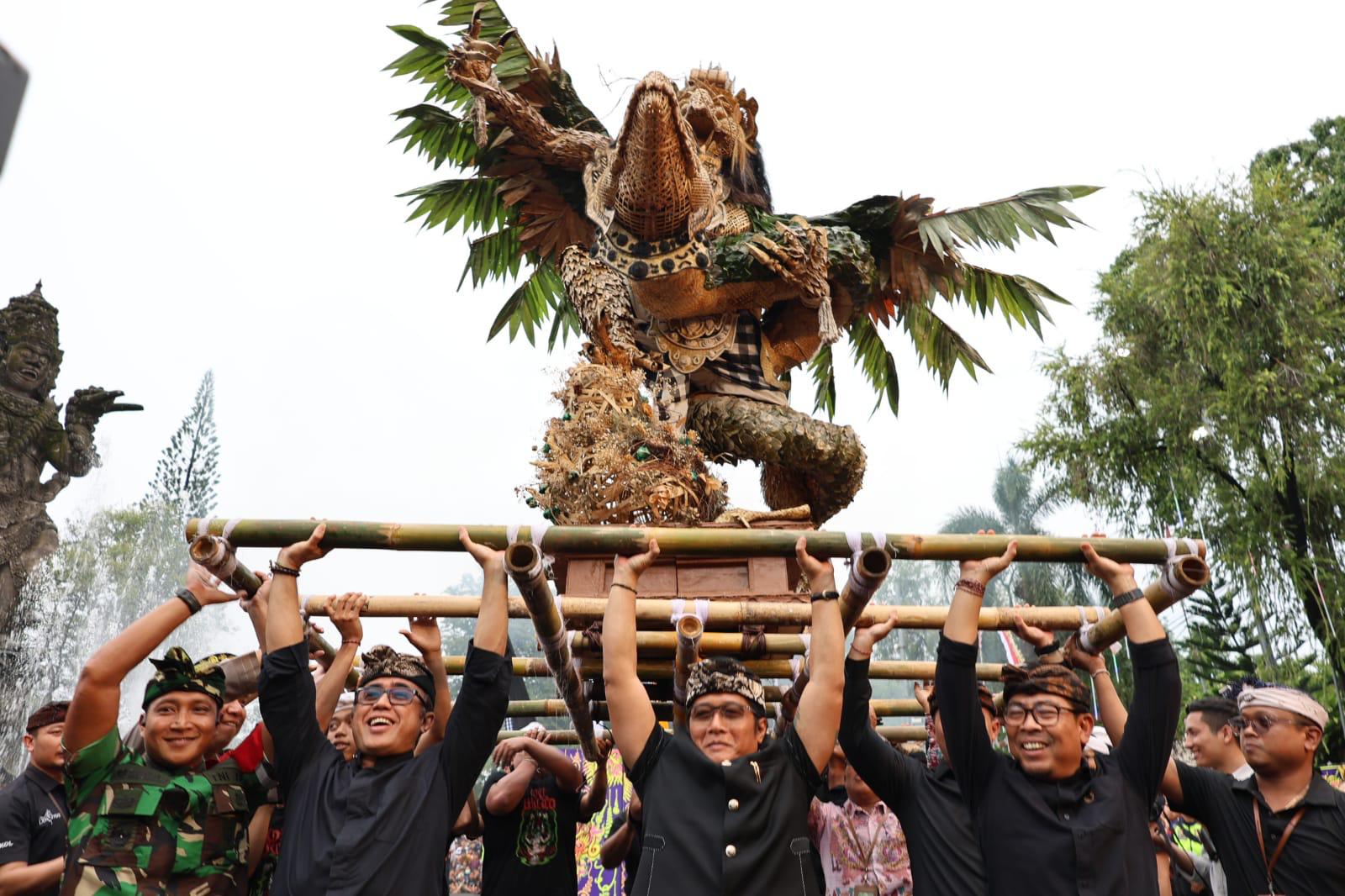 Buka Kasanga Festival Tahun 2025, Wagub Giri Prasta Ikuti Prosesi ...