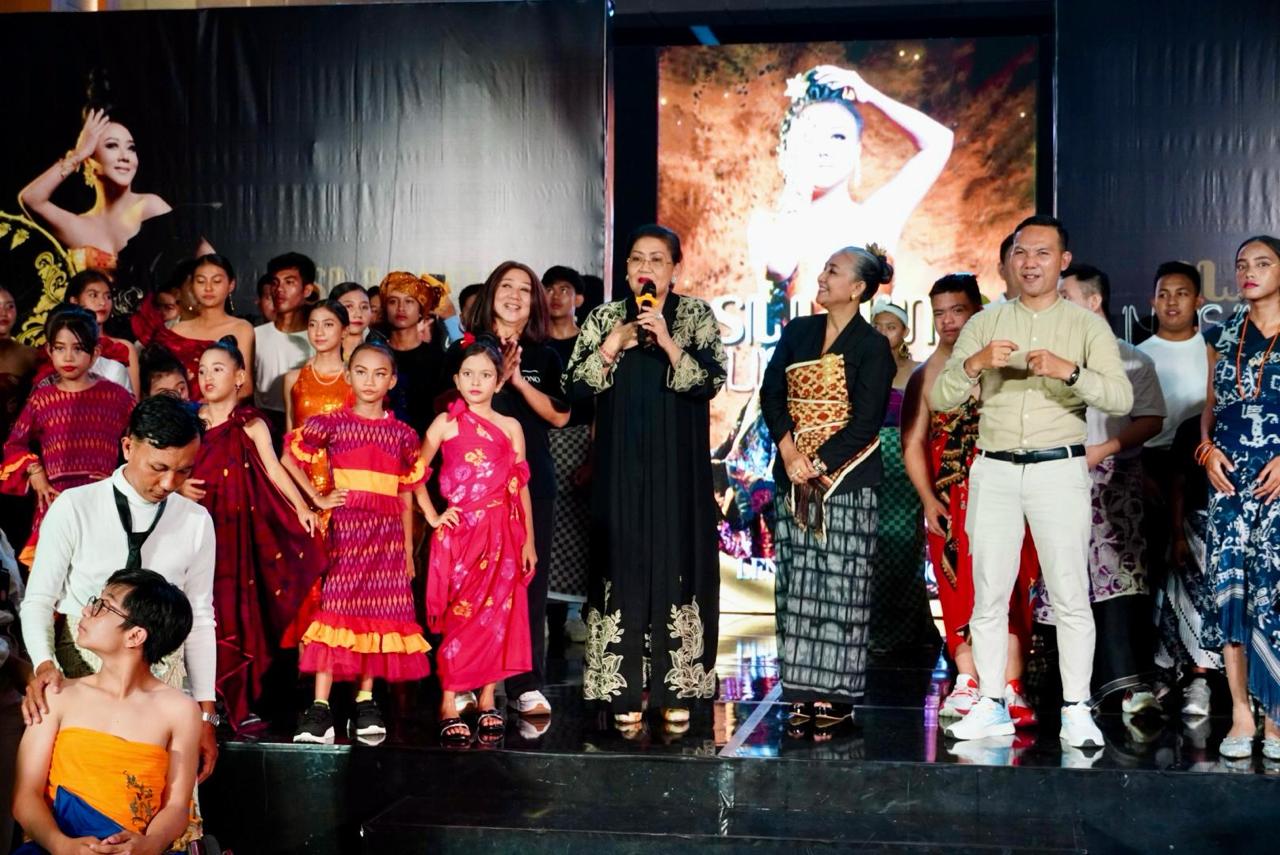 Ketua Dekranasda Bali, Ny. Putri Koster Buka Secara Resmi Fashion Show Swarna Nusantara ...